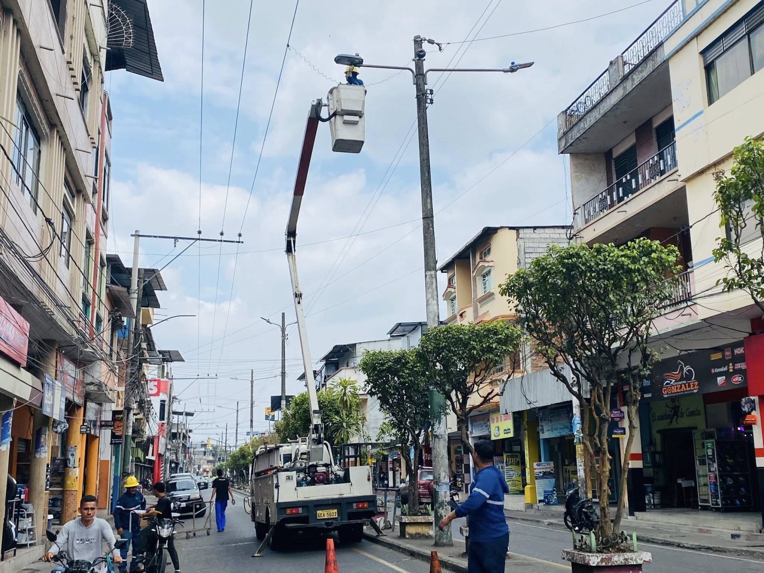 Instalación de luminarias led – Alcaldía de Naranjito